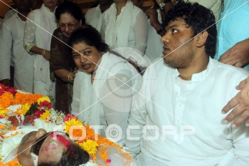 Fotocorp : Divya Jain,Ayush Jain Ravindra Jain passes away