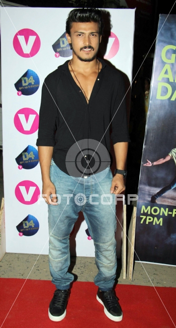 Fotocorp : Utkarsh Gupta Channel V launches D4- Get up & Dance