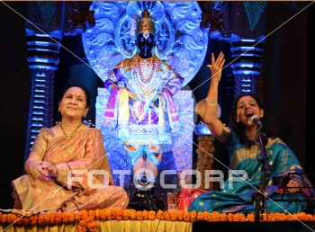 Fotocorp : Manjusha Patil Marathi Abhang- A devotional evening in ...